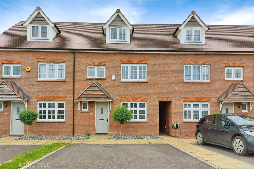 Sittingbourne ME10 4 bed terraced house - £400,000