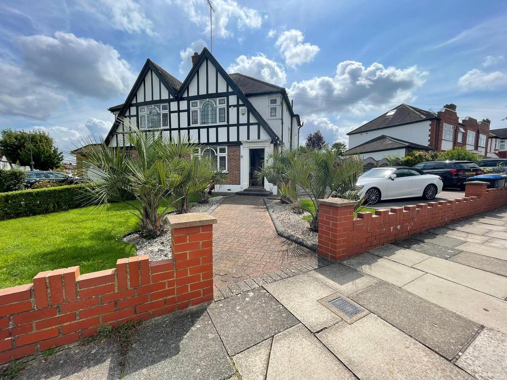 The Fairway, HA0 4 bed detached house - £3,250 pcm (£750 pw)