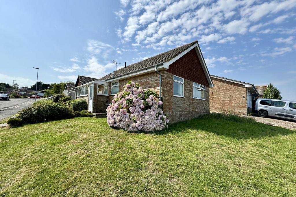 Pinewood Close, Eastbourne, East... 2 bed bungalow - £270,000