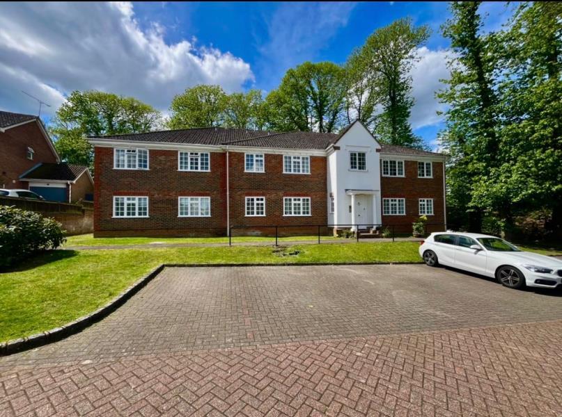Bagshot 1 bed apartment - £1,150 pcm (£265 pw)