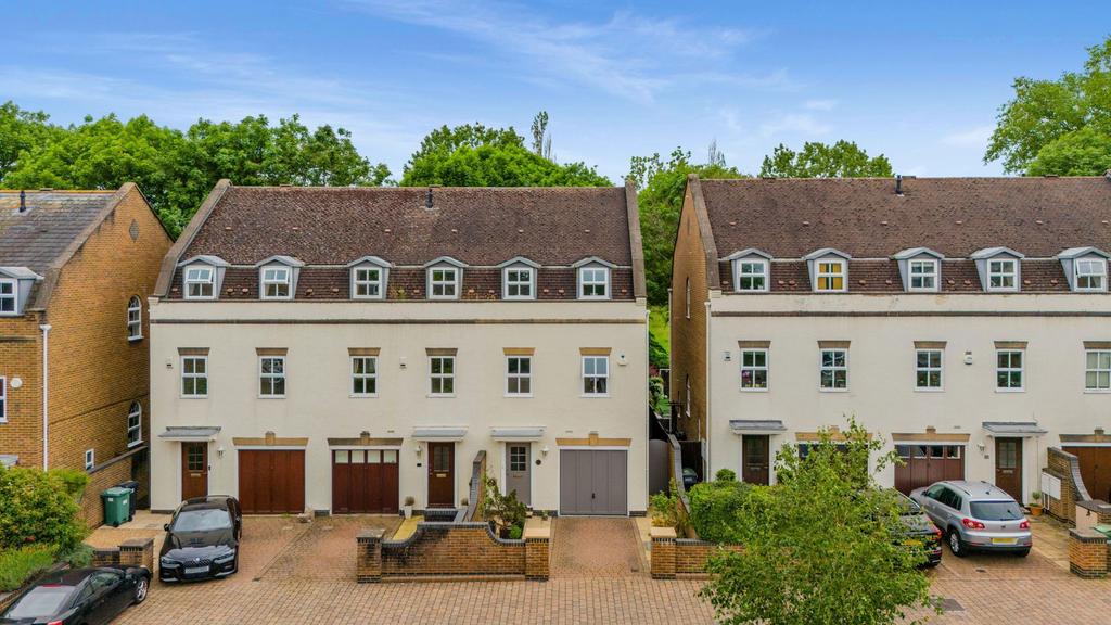 Mill View Close, Epsom KT17 4 bed end of terrace house - £725,000