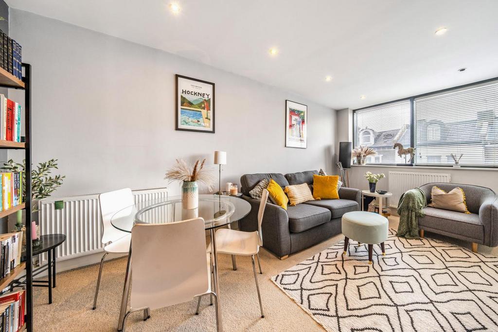 Lee High Road, Lewisham 2 bed flat for sale - £425,000