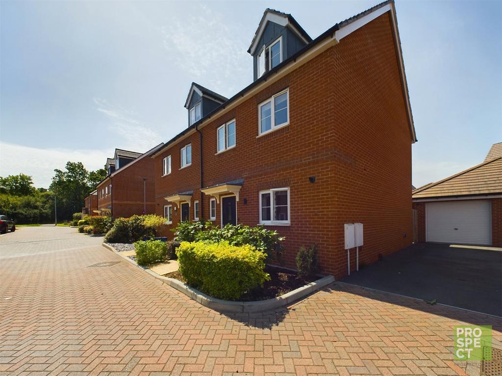 Prestwick Green, Binfield, Bracknell... 4 bed semi-detached house - £ ...