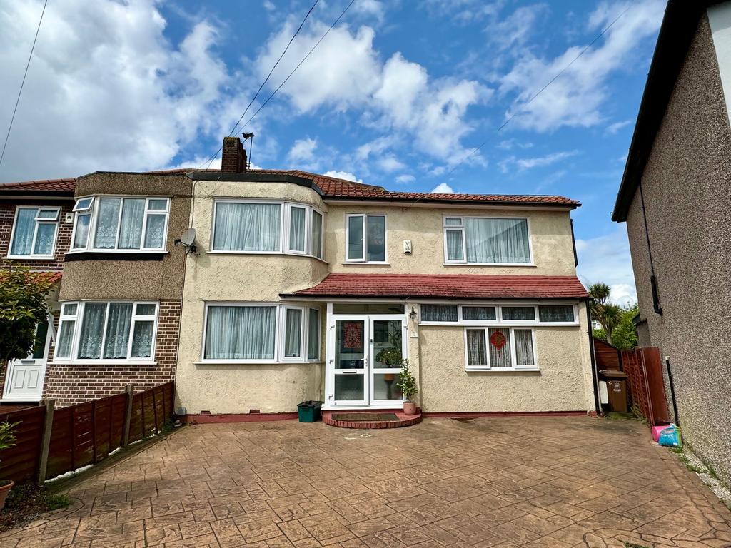 Cowper Close, Welling DA16 5 bed semi-detached house - £550,000