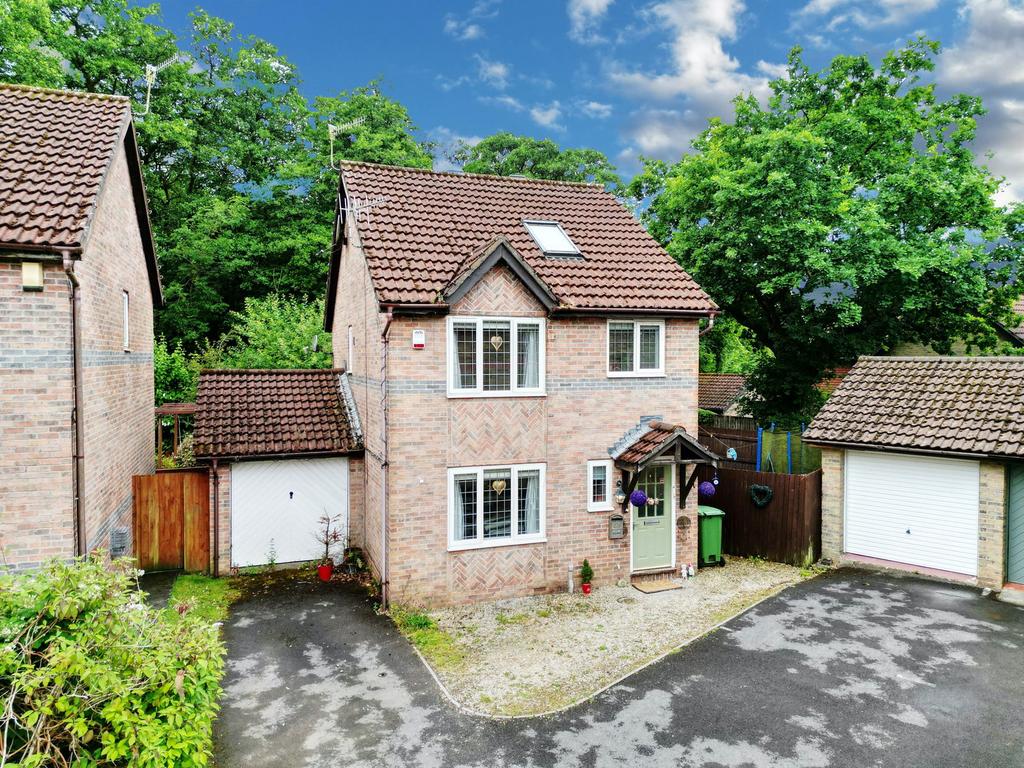Heol Ynys Ddu, Caerphilly CF83 3 bed detached house - £310,000