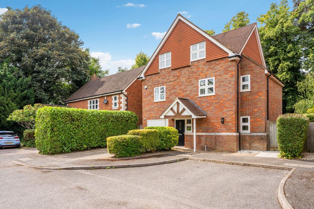 Okeford Close, Tring HP23 4 bed detached house for sale - £1,100,000