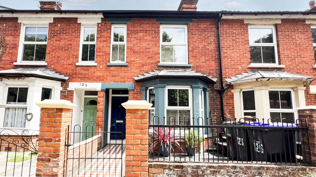 Exeter Street, Salisbury SP1 2 bed terraced house - £300,000