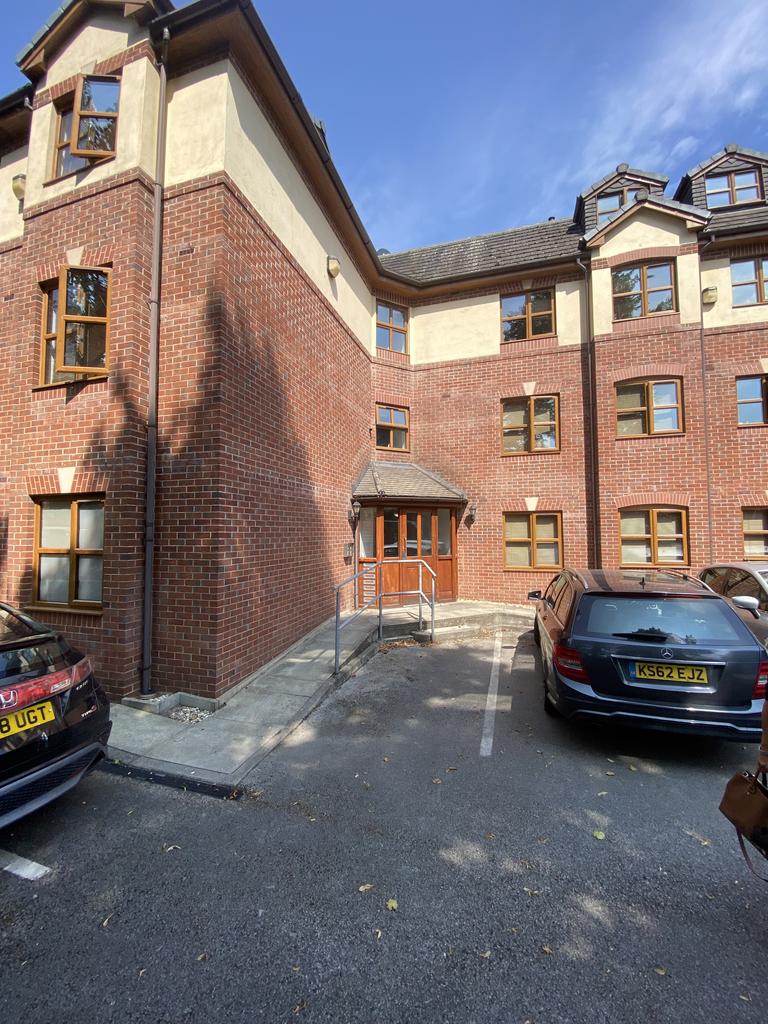 Victoria Road, Eccles M30 2 bed apartment - £950 pcm (£219 pw)