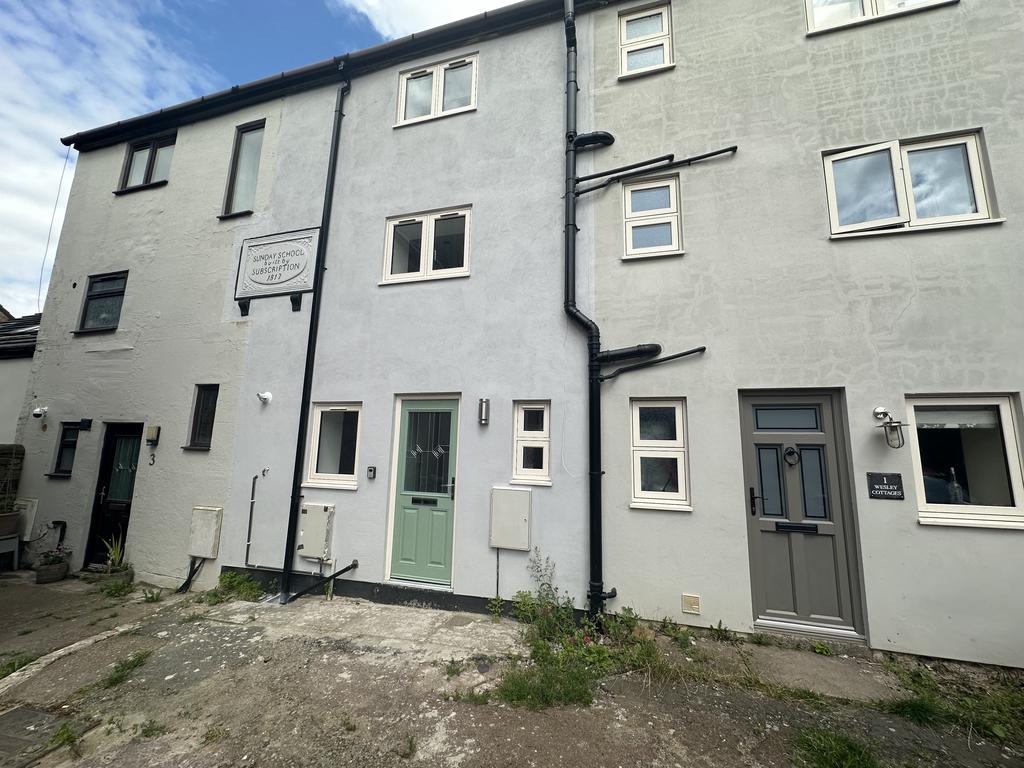 Chapelfield Lane, Thorpe Hesley S61 2 bed townhouse - £825 pcm (£190 pw)