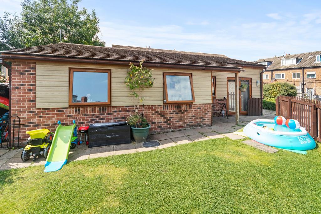 Leeds LS15 2 bed bungalow - £165,000