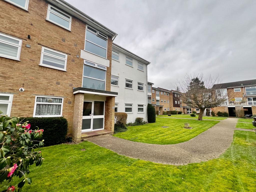 High Road, Bushey WD23 2 bed ground floor flat - £435,000