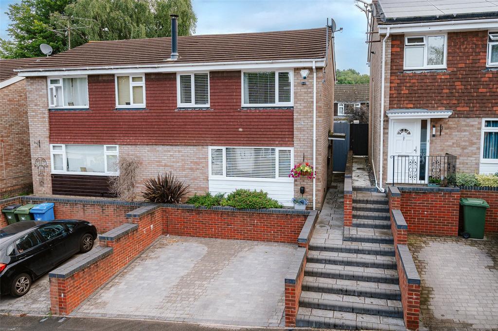 Allendale Close, Berkshire GU47 3 bed semi-detached house - £465,000