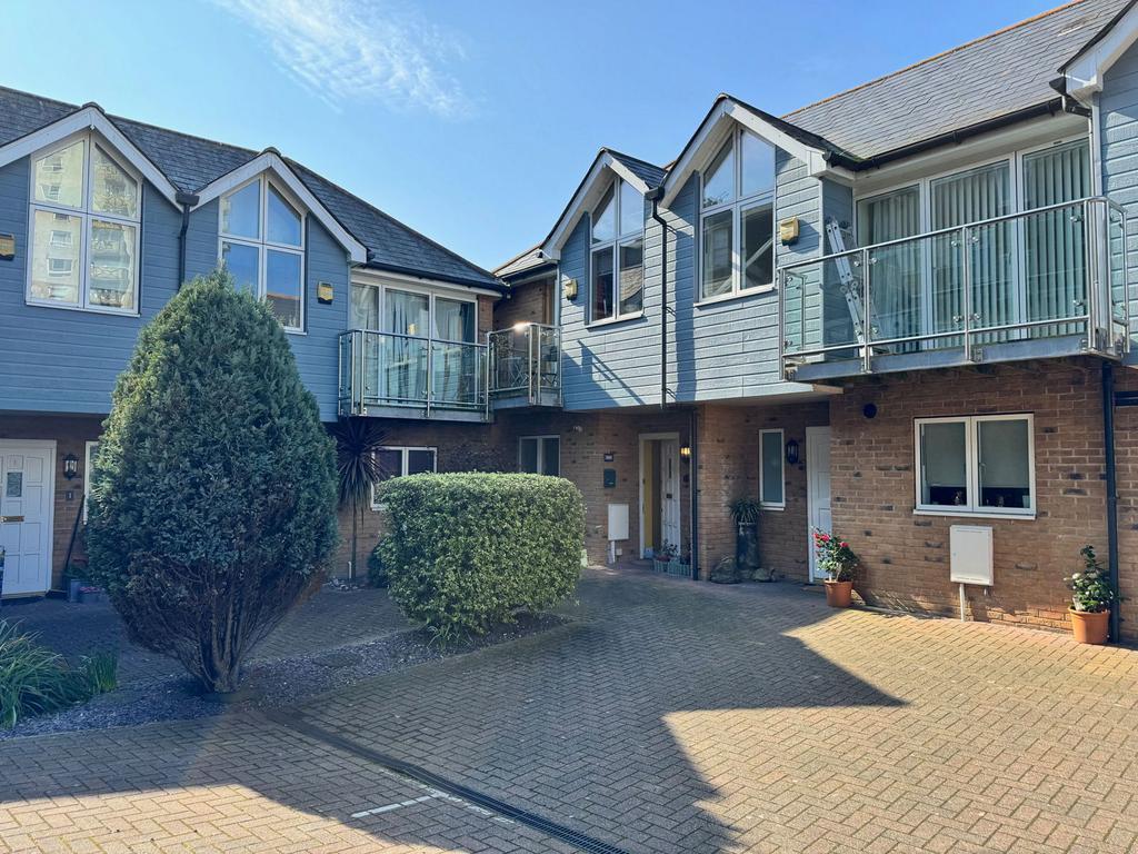 Apsley Court, Ramsgate CT11 3 bed maisonette - £235,000