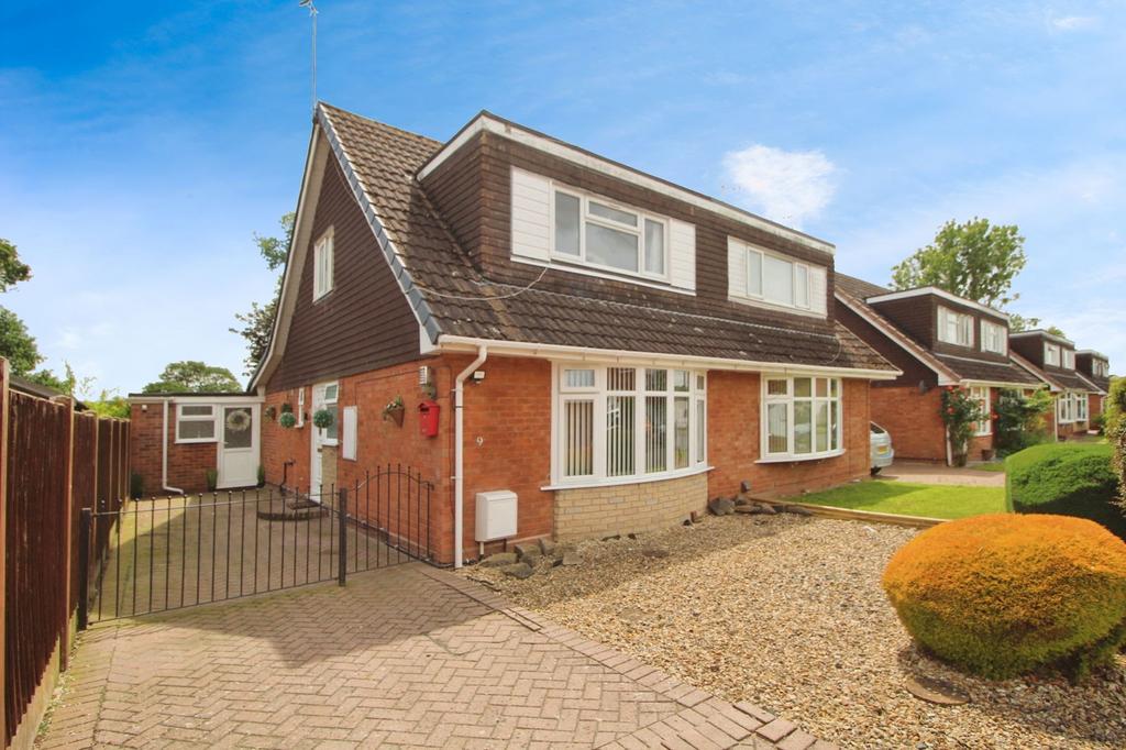 Ashdene Close, Kidderminster DY10 3 bed semi-detached house - £275,000