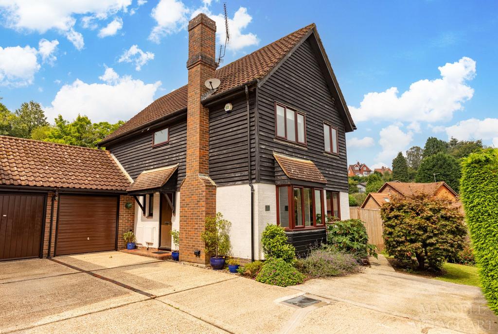 Beckett Way, East Grinstead RH19 4 bed detached house - £550,000