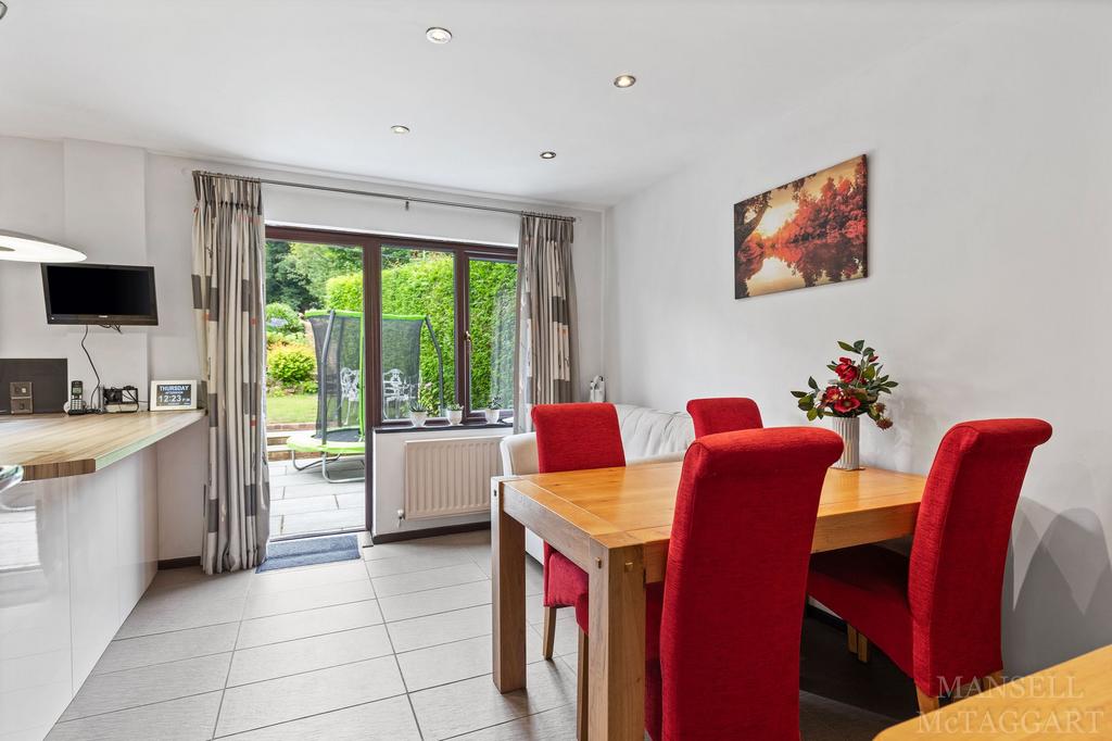 Beckett Way, East Grinstead RH19 4 bed detached house - £550,000