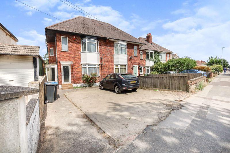 Wallisdown Road, Bournemouth BH11 2 bed apartment - £190,000