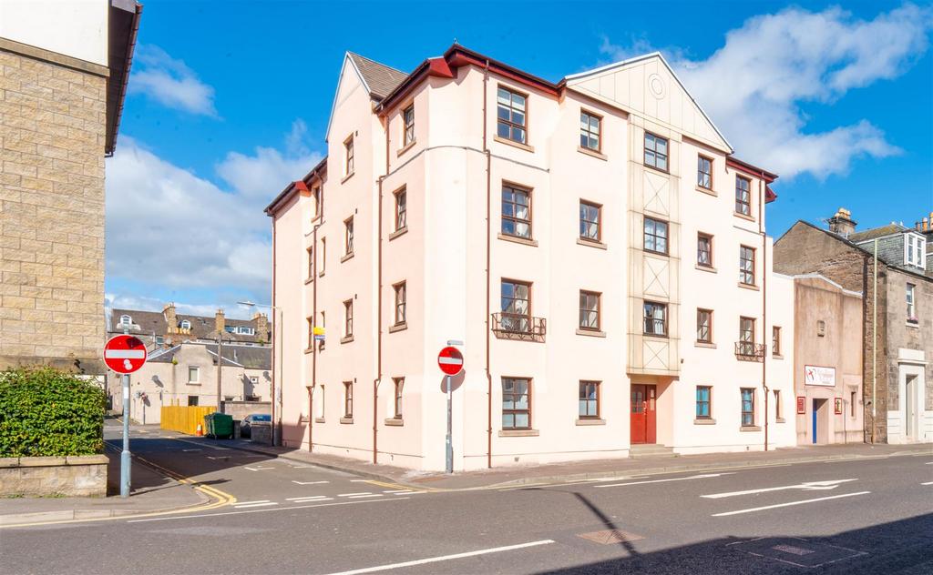Kinnoull Street, Perth 2 bed flat - £141,000