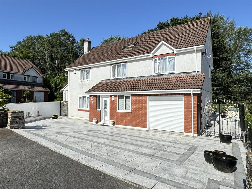 Penhaligon Way, St. Austell 5 bed detached house - £475,000