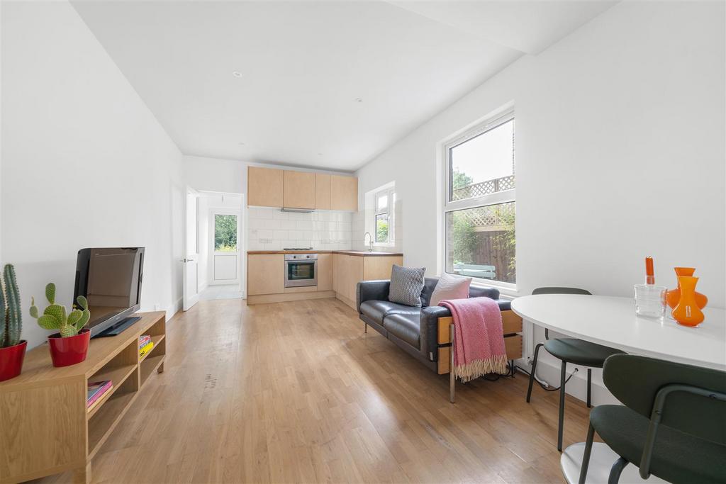 Thurlestone Road, West Norwood, SE27 2 bed flat - £425,000