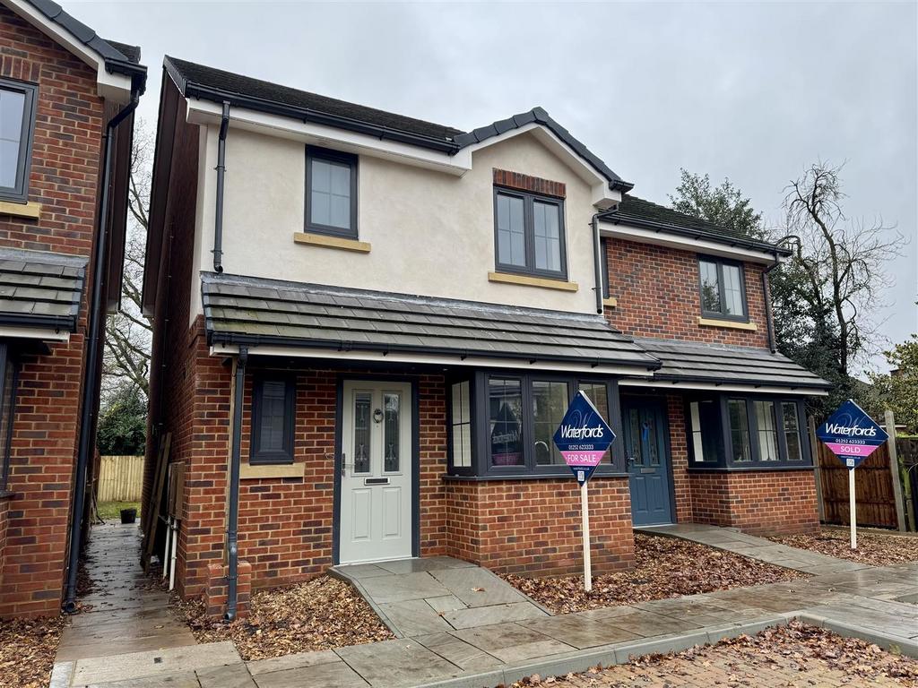 Noble Close, Farnborough GU14 3 bed semi-detached house - £475,000