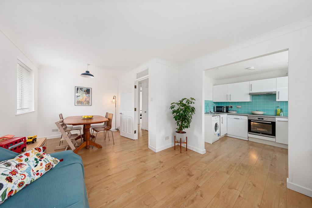 Gables Close, London SE5 2 bed flat - £375,000