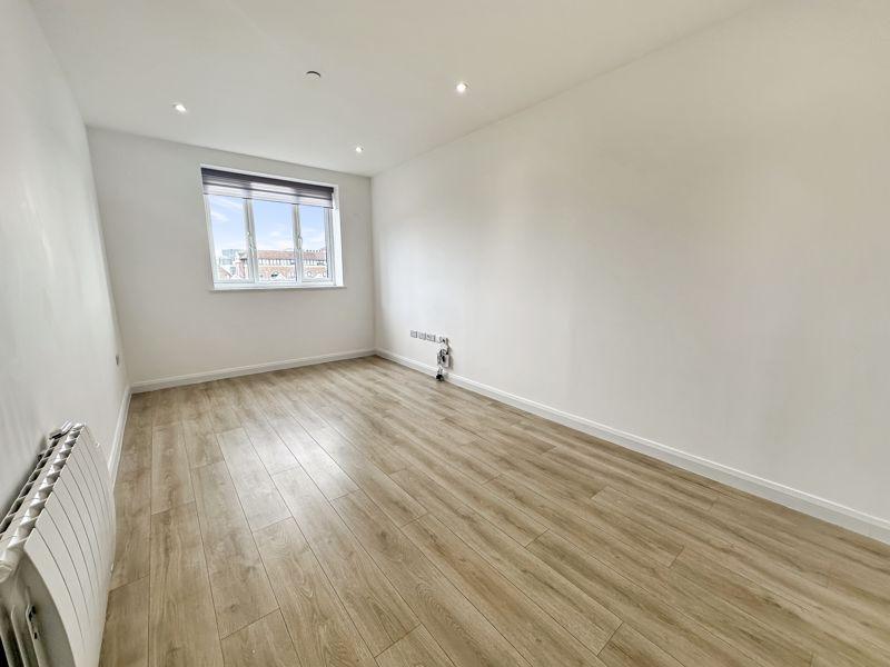 Aquila House, London Road, Redhill, RH1 2 bed flat - £1,575 pcm (£363 pw)