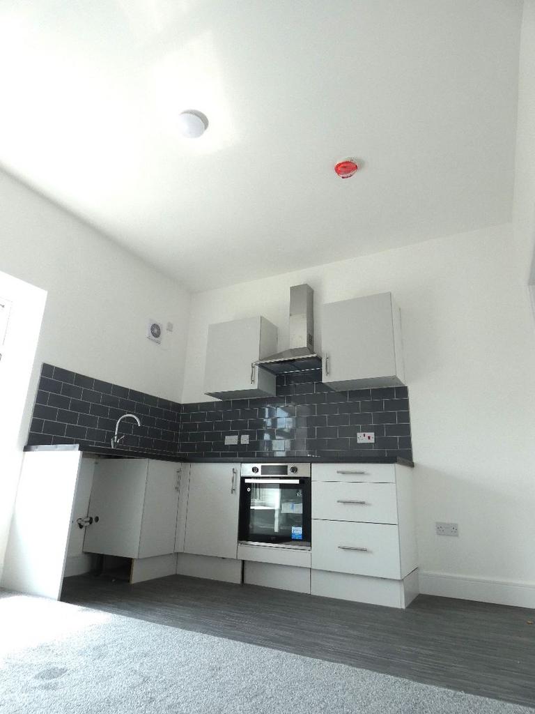 b West Street, Crewe, Cheshire, CW1 3HU 1 bed flat - £550 pcm (£127 pw)