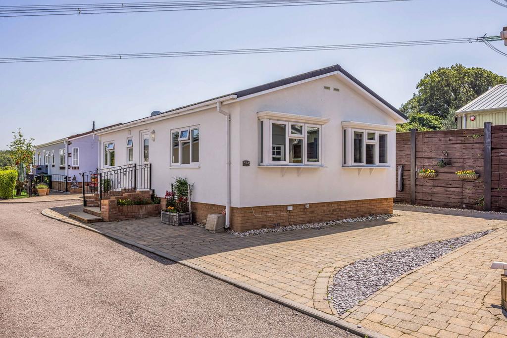 Southwick Road, Fareham PO17 2 bed detached bungalow - £230,000