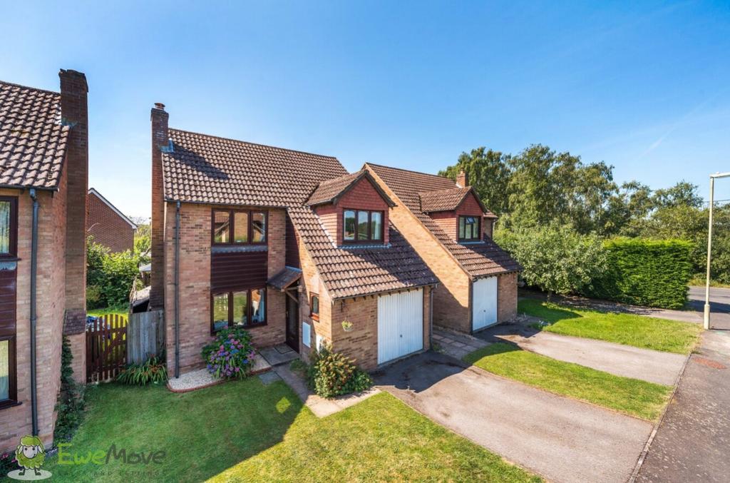 Spencer Close, Tadley RG26 3 bed detached house for sale - £450,000