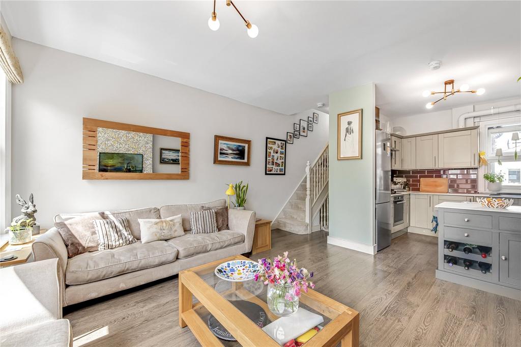 Tynemouth Street, London, SW6 3 bed flat - £3,250 pcm (£750 pw)