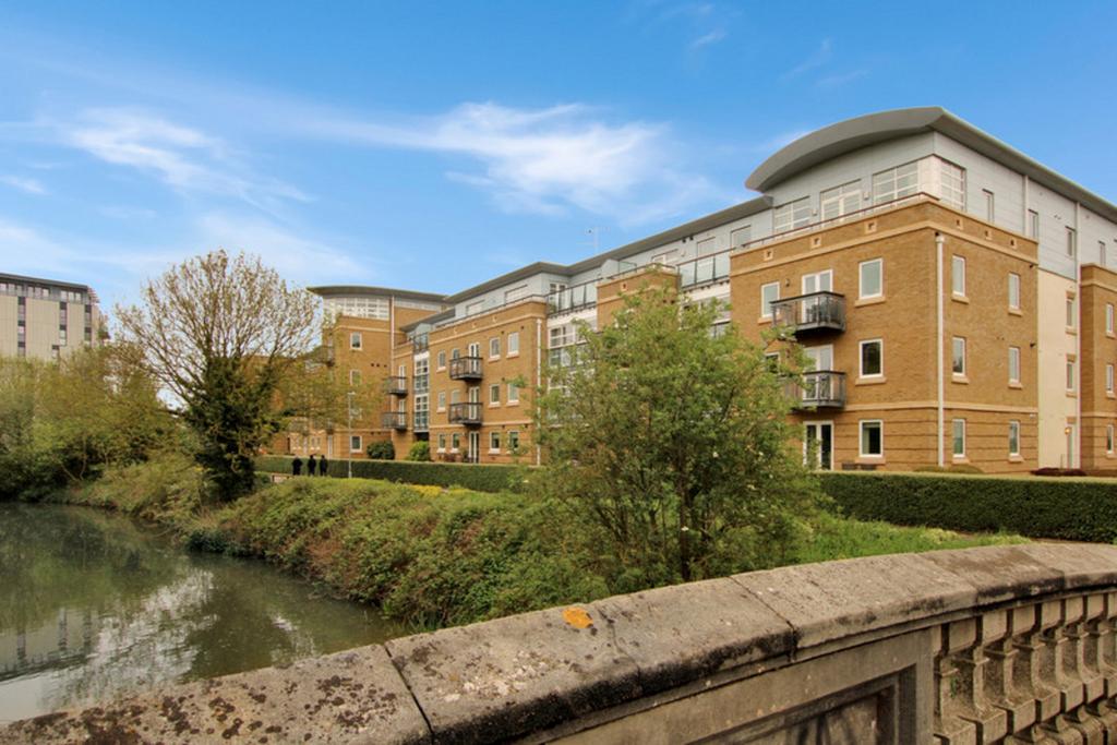 Callow Court, Chelmsford, CM2 2 bed penthouse - £375,000