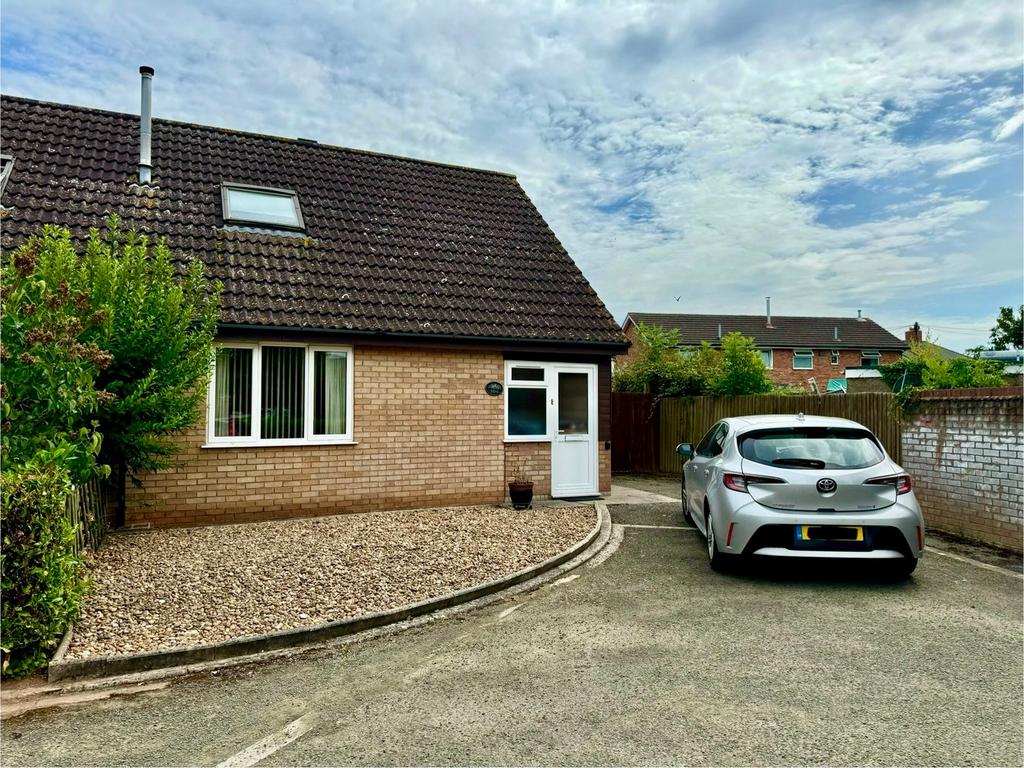 Grandstand Road, Hereford, HR4 2 bed semi-detached bungalow - £240,000