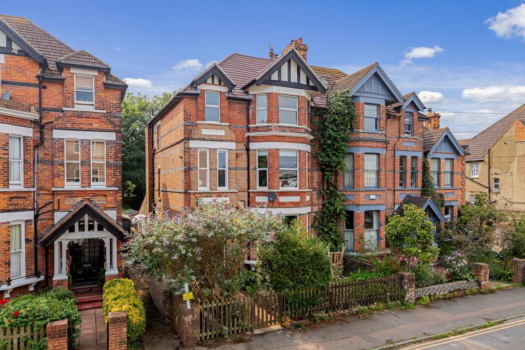 Trinity Road, Folkestone, CT20 2 bed maisonette for sale - £220,000