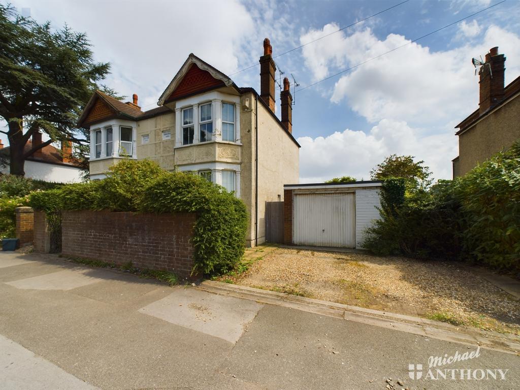 Mandeville Road, AYLESBURY, HP21 8AA 3 bed semi-detached house - £425,000