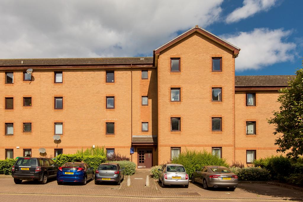 3/8 Sheriff Park, Edinburgh, EH6 6DX 2 bed flat - £180,000