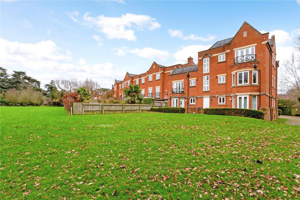 Longbourn, Windsor, Berkshire, SL4 2 bed penthouse - £2,000 pcm (£462 pw)