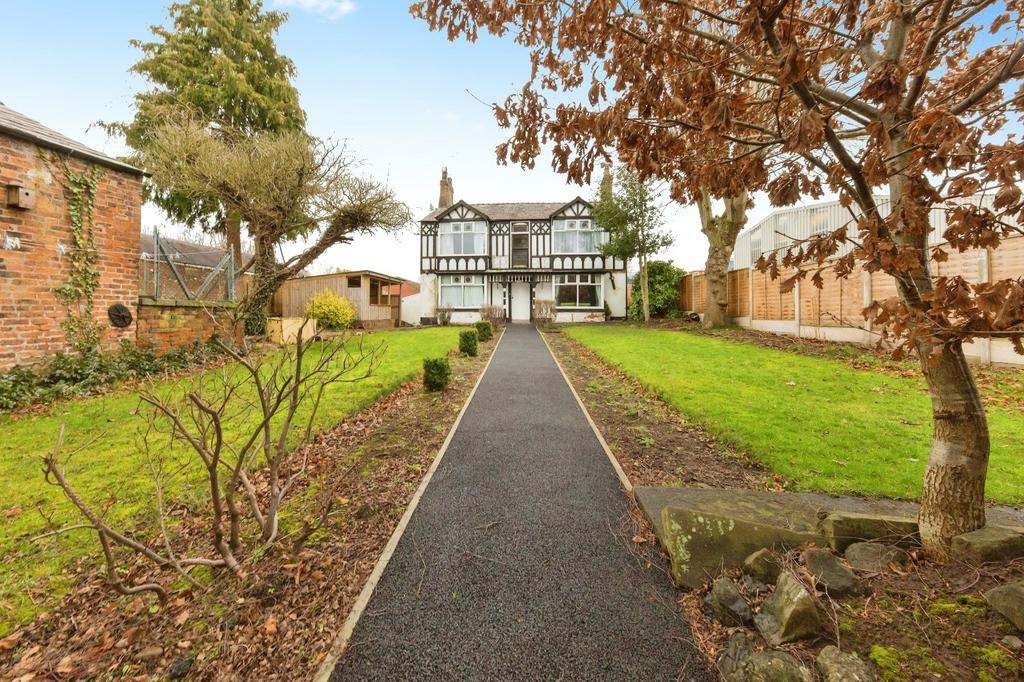 Mill Street, Congleton CW12 4 bed detached house - £200,000