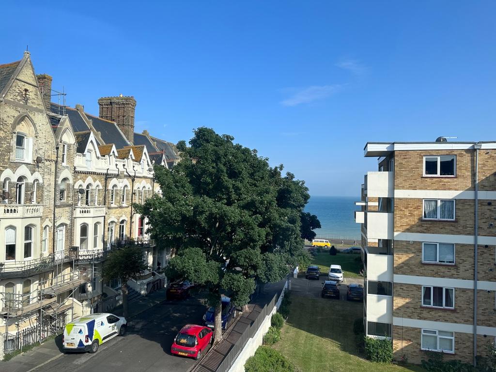 Albert Road Ramsgate CT11 2 bed apartment - £900 pcm (£208 pw)