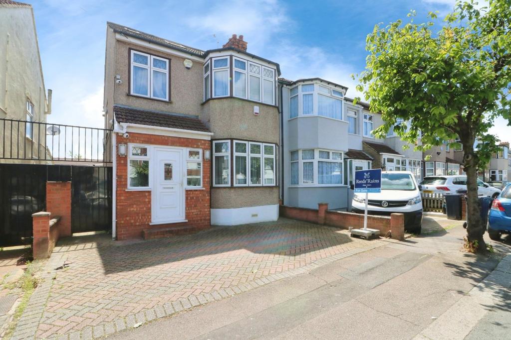 Staines Road, Ilford IG1 4 bed end of terrace house - £550,000