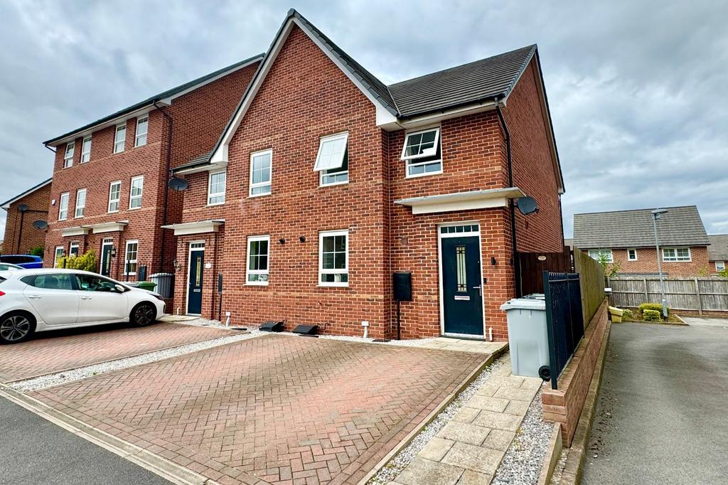Hazel Way, Nantwich CW5 4 bed semi-detached house for sale - £260,000
