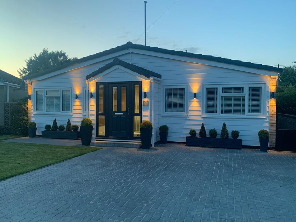 Kings Chase, Leeds LS26 3 bed bungalow for sale - £425,000