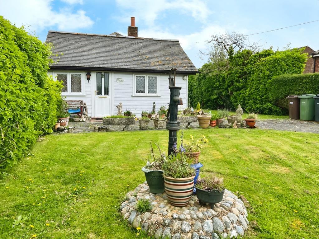 Sea Road, Winchelsea TN36 2 bed bungalow - £275,000