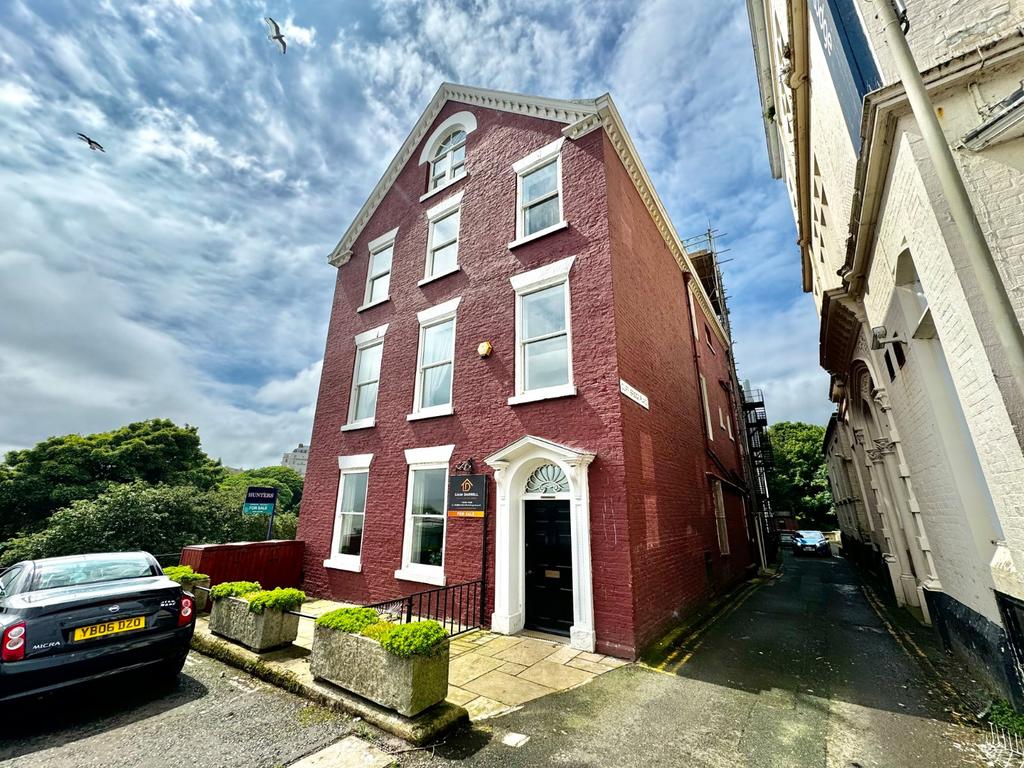 St. Nicholas Cliff, North Yorkshire YO11 2 bed apartment - £185,000