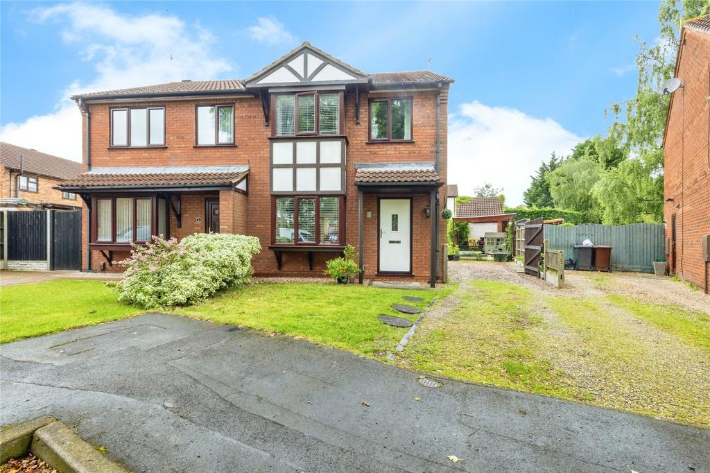 Wedgewood Close, Lincolnshire LN6 3 bed semi-detached house - £225,000