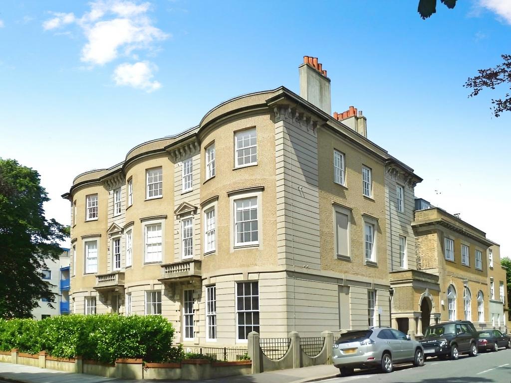 Windlesham Road, East Sussex BN1 2 bed flat - £1,995 pcm (£460 pw)