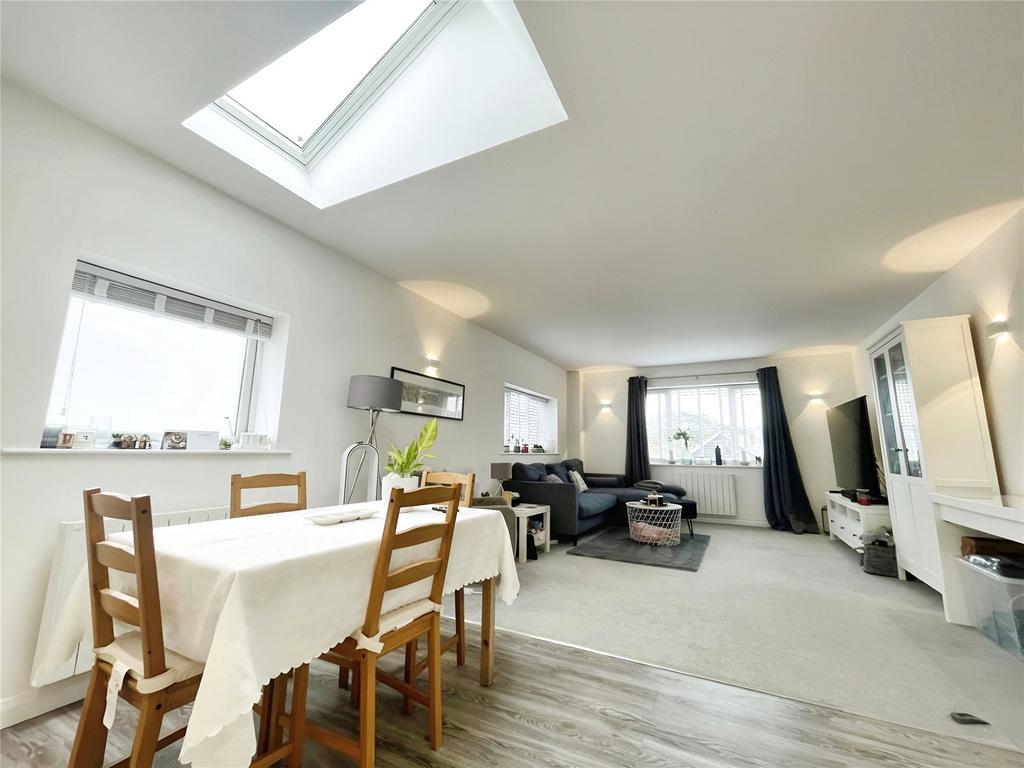 Felpham Way, West Sussex PO22 2 bed flat - £230,000