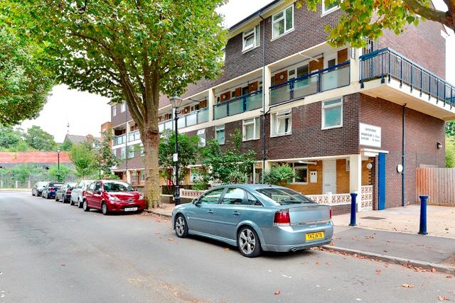 Caxton Grove, Bow, E3 2AX 4 bed maisonette - £3,750 pcm (£865 pw)