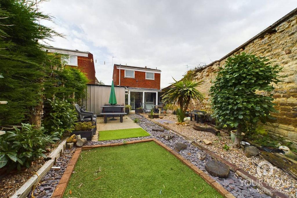 Berry Green Road, Finedon NN9 3 bed detached house - £260,000