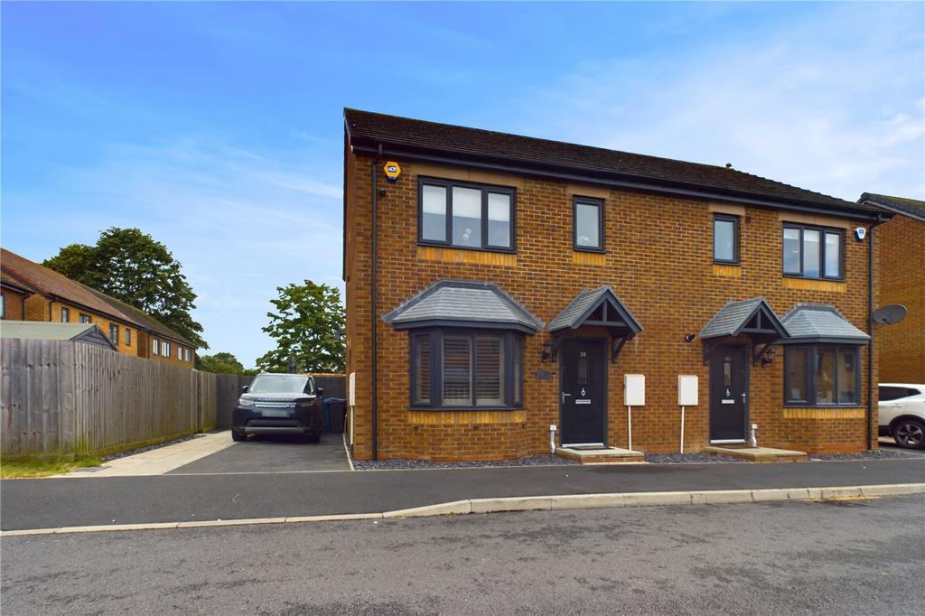 Cheaney Street, Kettering NN14 3 bed semi-detached house for sale - £91,000